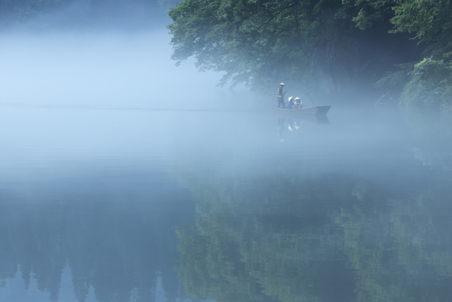 川霧と手漕舟とリフレクション by ふーたろー （ID：12581439） - 写真共有サイト:PHOTOHITO
