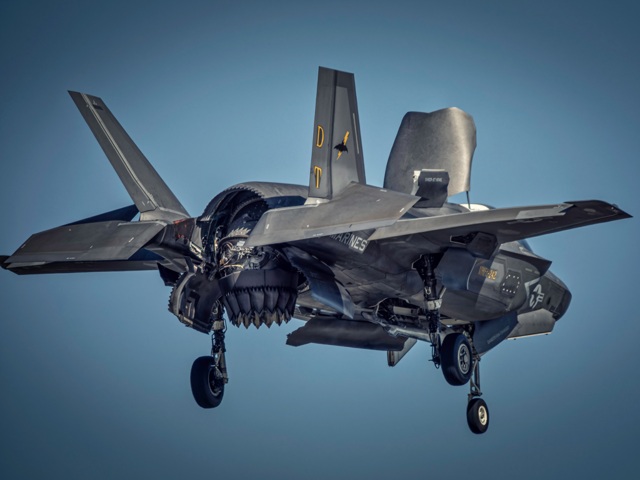 Vertical landing F-35B by penpen （ID：12976485） - 写真共有サイト:PHOTOHITO